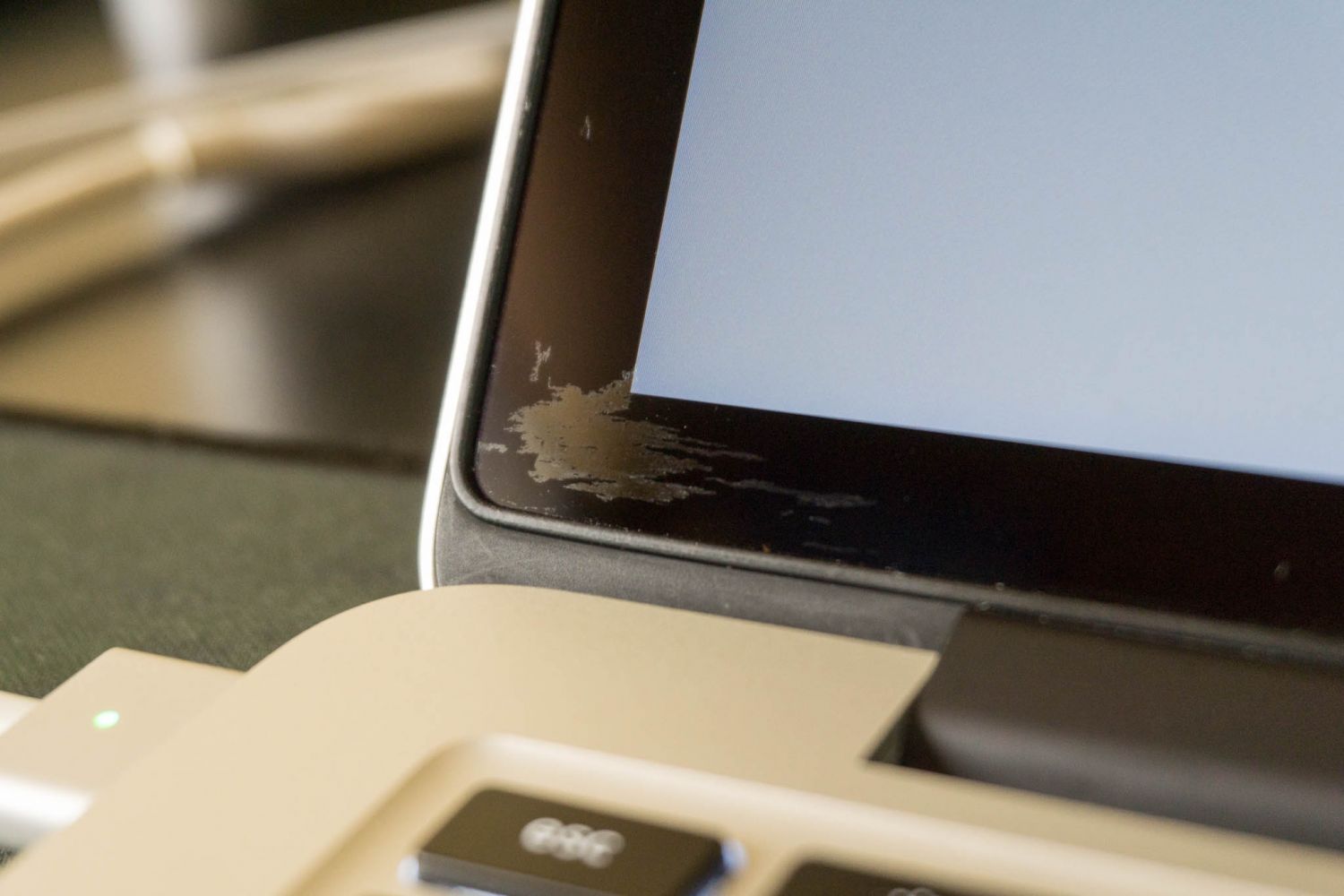 Stained Retina MacBook Pro Display – Zit Seng's Blog